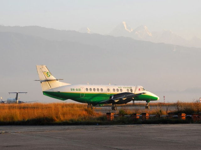 Spectaculaire sortie de piste pour un Jetstream de Yeti Airlines ...