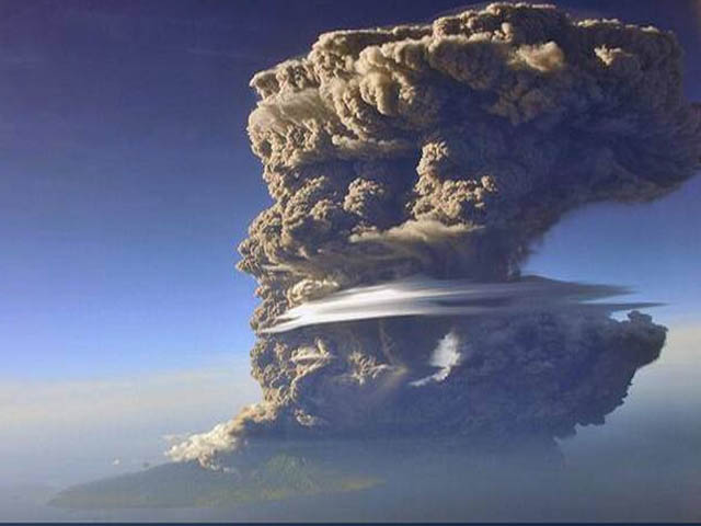 Une spectaculaire éruption volcanique perturbe les vols en Australie ...